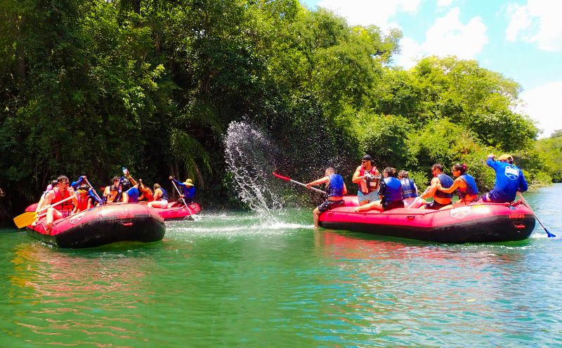 Passeio de Bote em Bonito MS: Descubra a emoção desta aventura